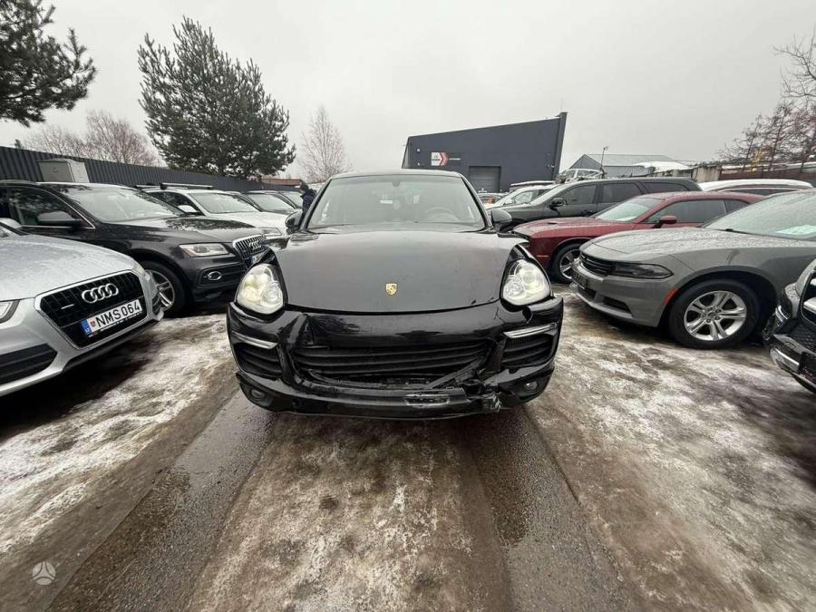 Black Porsche Cayenne 2015 in Vilnius, with an engine capacity of 3.60 L and mileage of 177 thousand km for 13900 €, photo 2 on AUTOMOTO.COM.LV