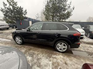 Black Porsche Cayenne 2015 in Vilnius, with an engine capacity of 3.60 L and mileage of 177 thousand km for 13900 €, photo 3 on AUTOMOTO.COM.LV
