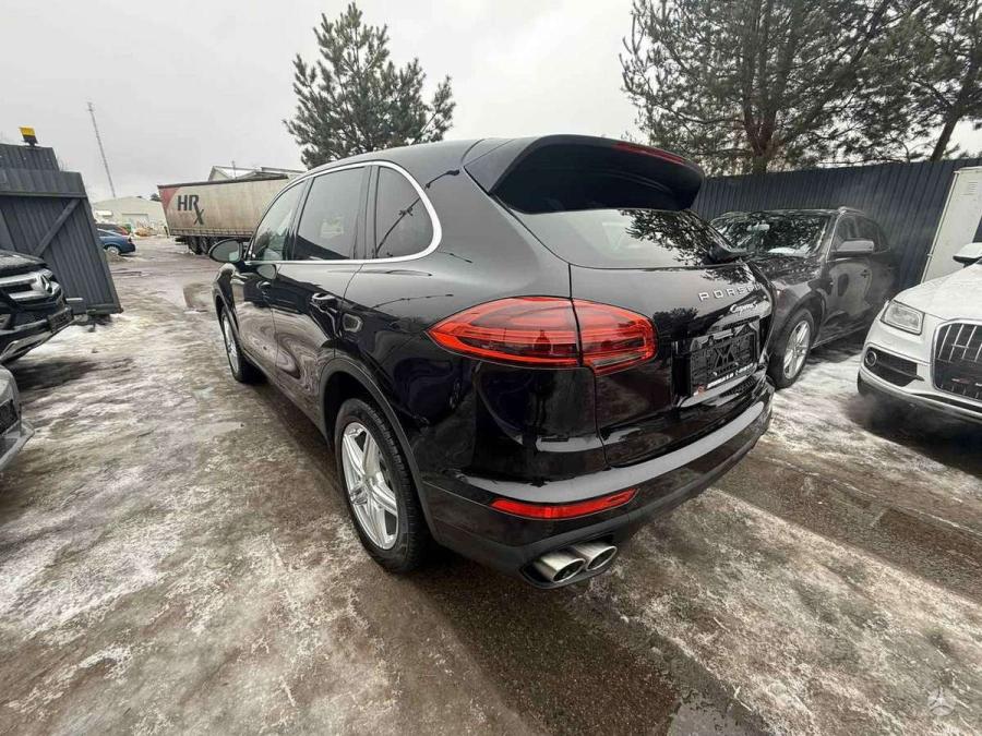 Black Porsche Cayenne 2015 in Vilnius, with an engine capacity of 3.60 L and mileage of 177 thousand km for 13900 €, photo 4 on AUTOMOTO.COM.LV