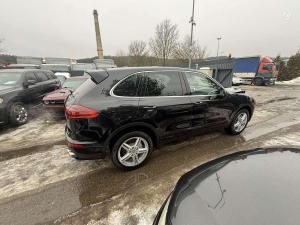 Black Porsche Cayenne 2015 in Vilnius, with an engine capacity of 3.60 L and mileage of 177 thousand km for 13900 €, photo 7 on AUTOMOTO.COM.LV