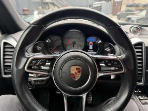 Black Porsche Cayenne 2015 in Vilnius, with an engine capacity of 3.60 L and mileage of 177 thousand km for 13900 €, photo 9 on AUTOMOTO.COM.LV