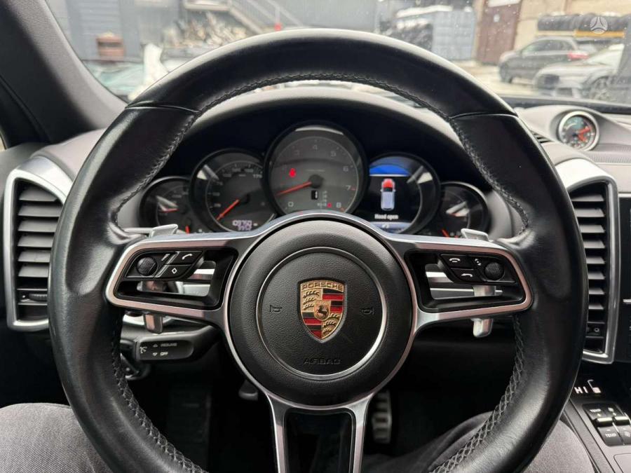 Black Porsche Cayenne 2015 in Vilnius, with an engine capacity of 3.60 L and mileage of 177 thousand km for 13900 €, photo 9 on AUTOMOTO.COM.LV