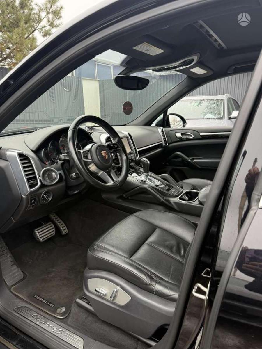 Black Porsche Cayenne 2015 in Vilnius, with an engine capacity of 3.60 L and mileage of 177 thousand km for 13900 €, photo 11 on AUTOMOTO.COM.LV