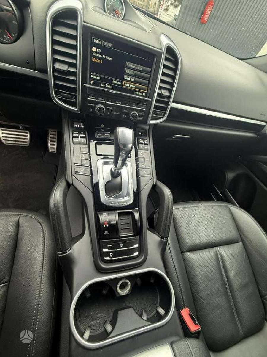 Black Porsche Cayenne 2015 in Vilnius, with an engine capacity of 3.60 L and mileage of 177 thousand km for 13900 €, photo 12 on AUTOMOTO.COM.LV