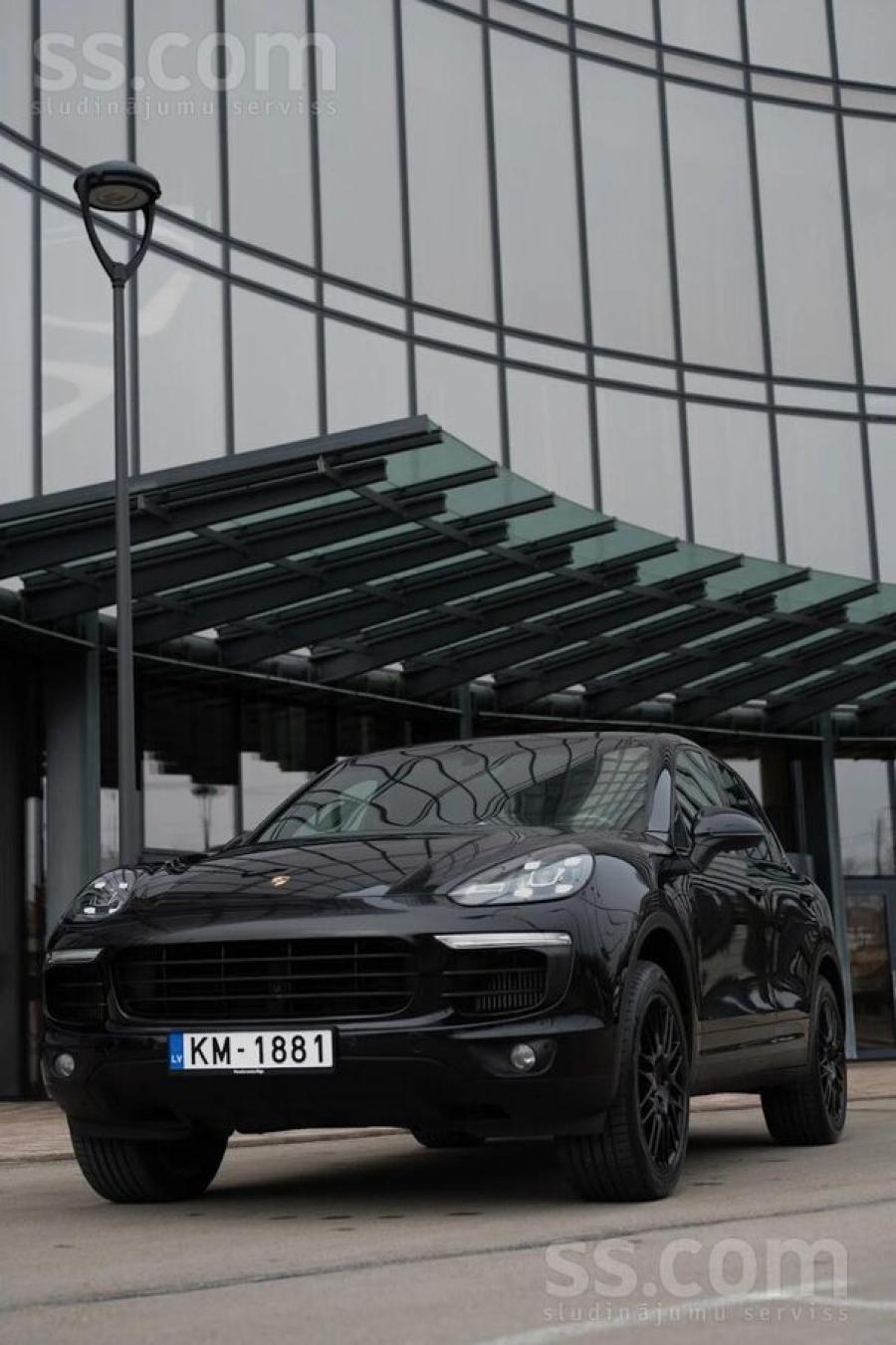 Black Porsche Cayenne 2015 in Riga, with an engine capacity of 4.20 L and mileage of 283 thousand km for 29500 €, photo 10 on AUTOMOTO.COM.LV