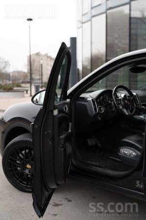 Black Porsche Cayenne 2015 in Riga, with an engine capacity of 4.20 L and mileage of 283 thousand km for 29500 €, photo 15 on AUTOMOTO.COM.LV