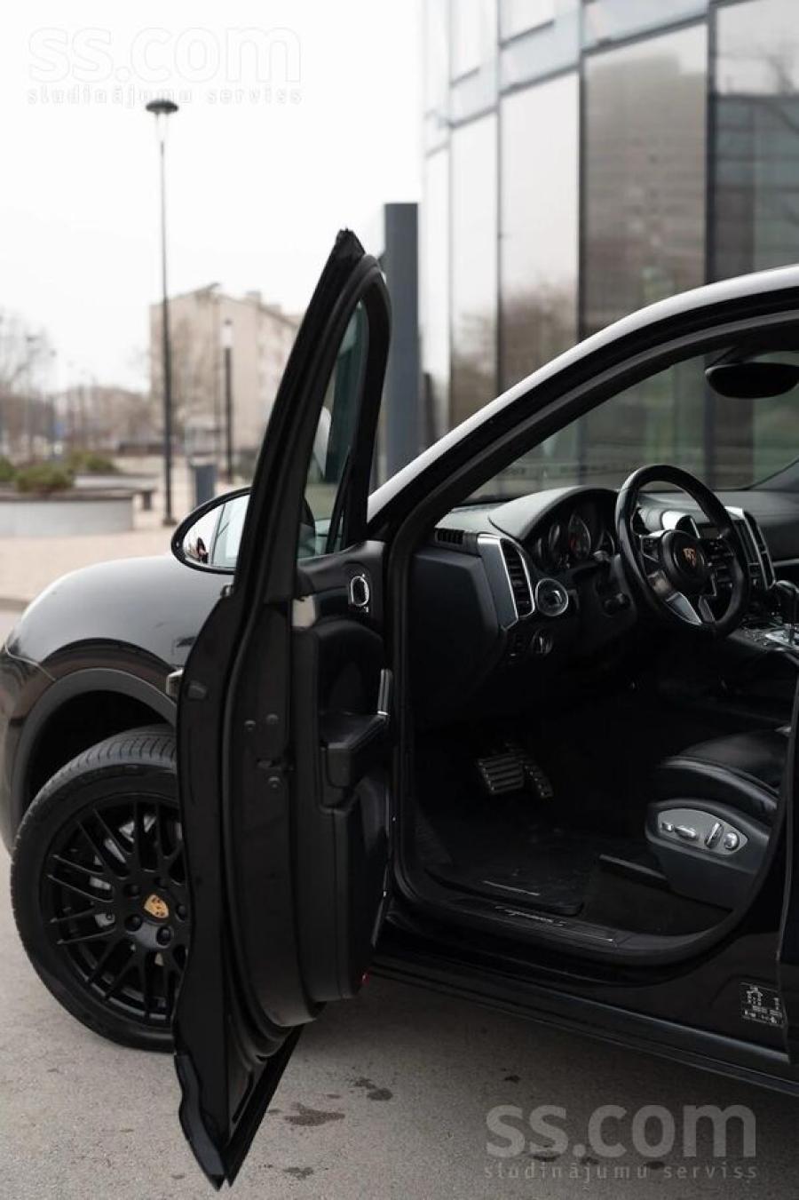 Black Porsche Cayenne 2015 in Riga, with an engine capacity of 4.20 L and mileage of 283 thousand km for 29500 €, photo 15 on AUTOMOTO.COM.LV