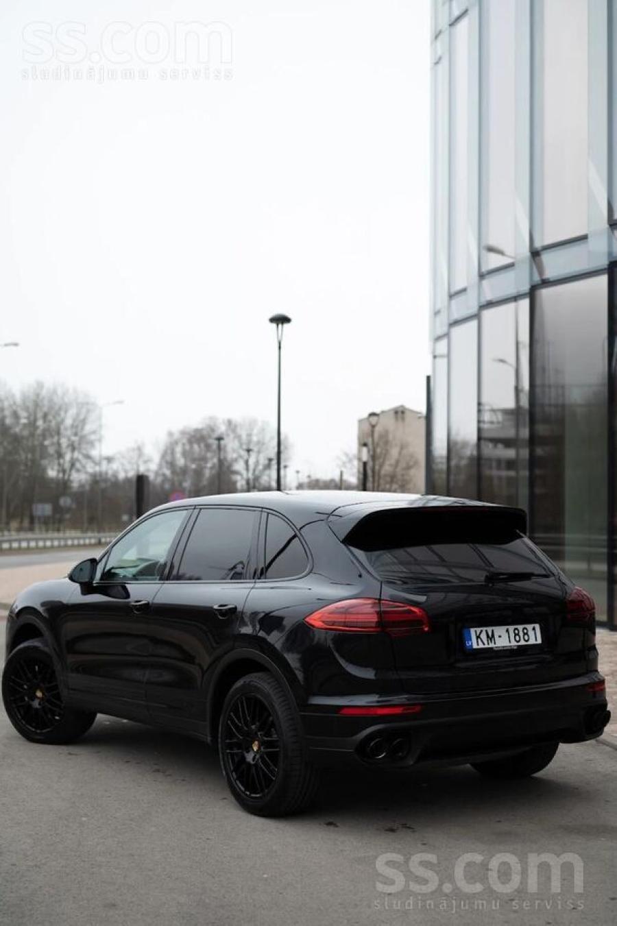 Black Porsche Cayenne 2015 in Riga, with an engine capacity of 4.20 L and mileage of 283 thousand km for 29500 €, photo 21 on AUTOMOTO.COM.LV