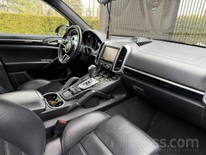 Black Porsche Cayenne 2015 in Riga, with an engine capacity of 3.00 L and mileage of 187 thousand km for 21900 €, photo 5 on AUTOMOTO.COM.LV