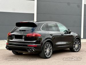 Melns Porsche Cayenne 2015 Tallina, ar dzinēja tilpumu 3.00 L un nobraukumu 252 tūkst. km par 24900 €, foto 4 vietnē AUTOMOTO.COM.LV