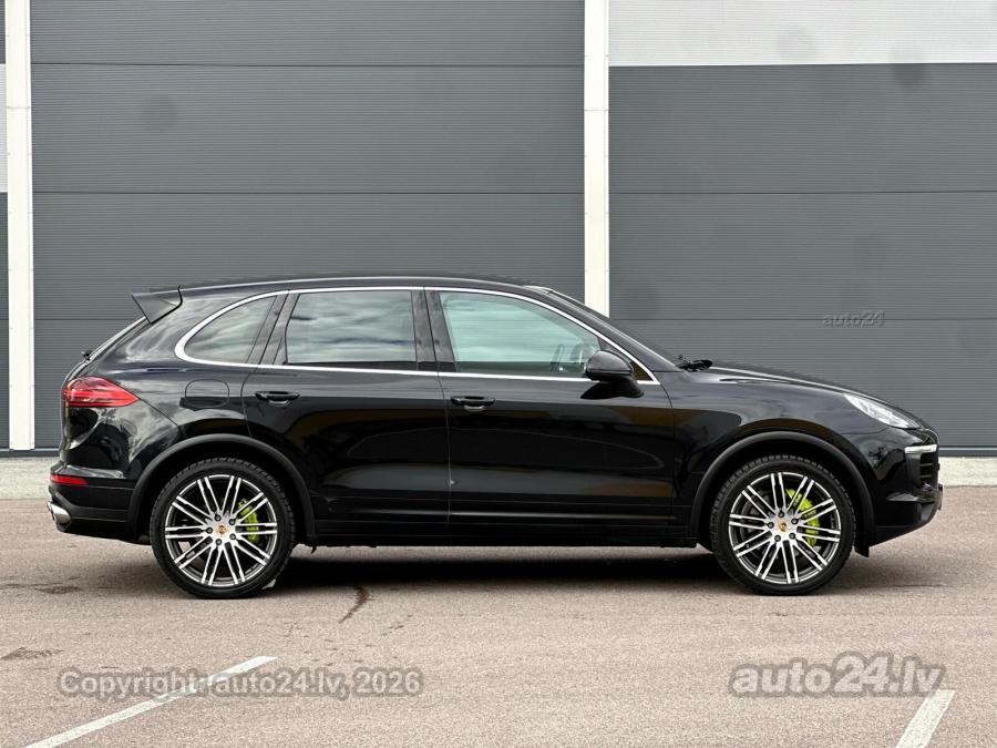Melns Porsche Cayenne 2015 Tallina, ar dzinēja tilpumu 3.00 L un nobraukumu 252 tūkst. km par 24900 €, foto 7 vietnē AUTOMOTO.COM.LV