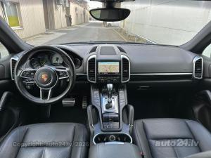 Melns Porsche Cayenne 2015 Tallina, ar dzinēja tilpumu 3.00 L un nobraukumu 252 tūkst. km par 24900 €, foto 10 vietnē AUTOMOTO.COM.LV