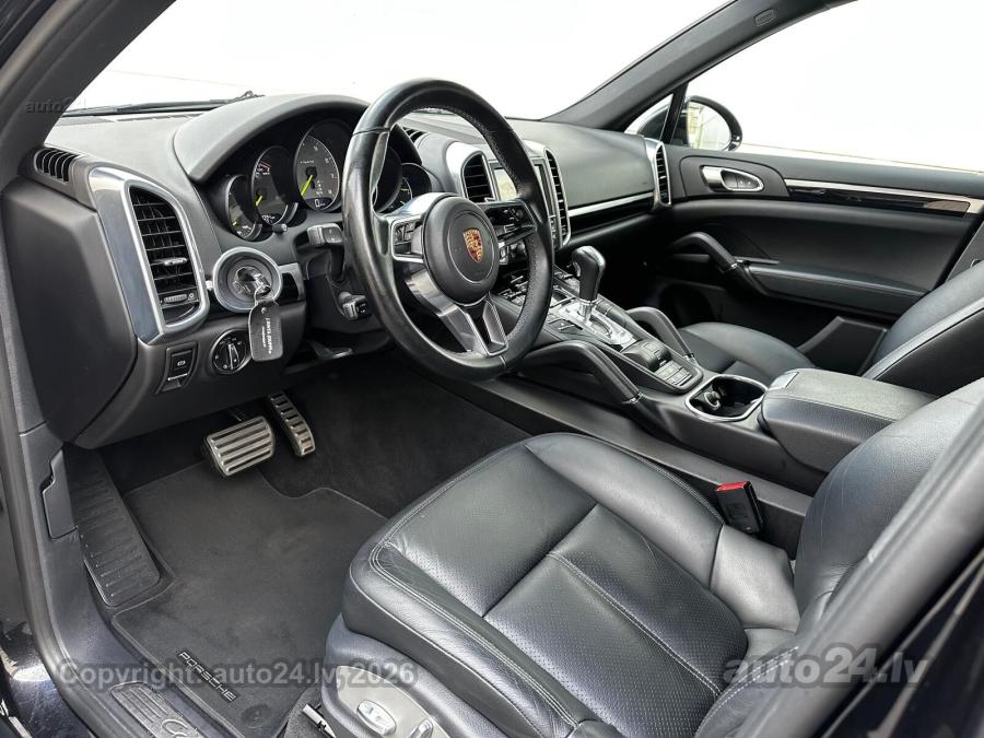 Melns Porsche Cayenne 2015 Tallina, ar dzinēja tilpumu 3.00 L un nobraukumu 252 tūkst. km par 24900 €, foto 11 vietnē AUTOMOTO.COM.LV