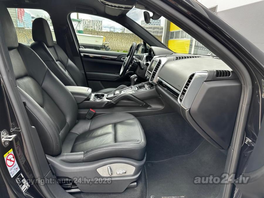 Melns Porsche Cayenne 2015 Tallina, ar dzinēja tilpumu 3.00 L un nobraukumu 252 tūkst. km par 24900 €, foto 15 vietnē AUTOMOTO.COM.LV
