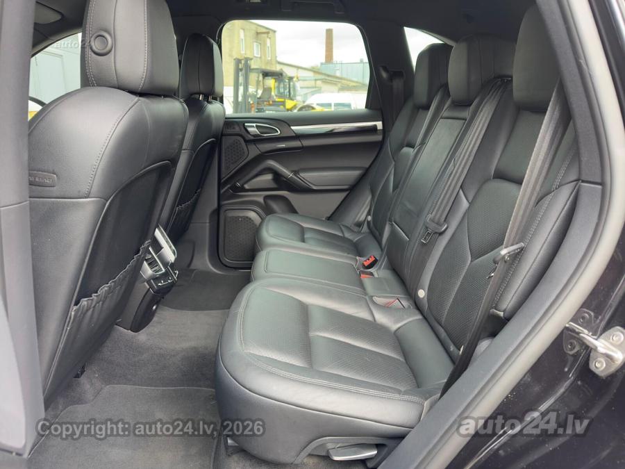 Melns Porsche Cayenne 2015 Tallina, ar dzinēja tilpumu 3.00 L un nobraukumu 252 tūkst. km par 24900 €, foto 16 vietnē AUTOMOTO.COM.LV