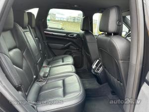 Melns Porsche Cayenne 2015 Tallina, ar dzinēja tilpumu 3.00 L un nobraukumu 252 tūkst. km par 24900 €, foto 17 vietnē AUTOMOTO.COM.LV