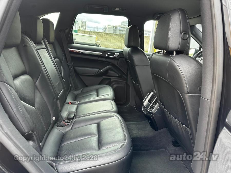 Melns Porsche Cayenne 2015 Tallina, ar dzinēja tilpumu 3.00 L un nobraukumu 252 tūkst. km par 24900 €, foto 17 vietnē AUTOMOTO.COM.LV