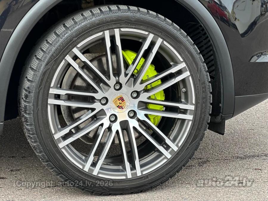 Melns Porsche Cayenne 2015 Tallina, ar dzinēja tilpumu 3.00 L un nobraukumu 252 tūkst. km par 24900 €, foto 22 vietnē AUTOMOTO.COM.LV