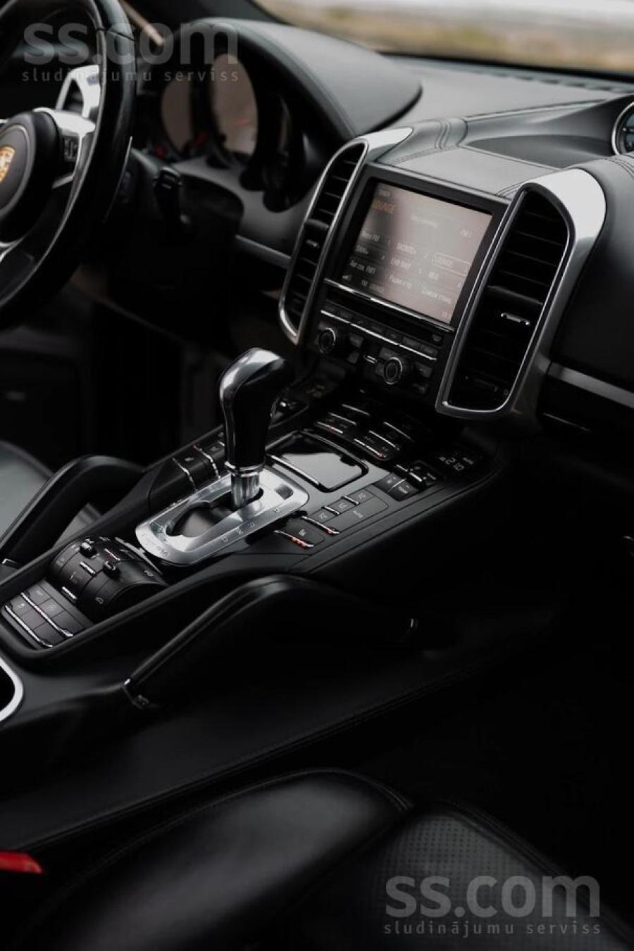 Melns Porsche Cayenne 2015 Rīga, ar dzinēja tilpumu 4.20 L un nobraukumu 283 tūkst. km par 29500 €, foto 4 vietnē AUTOMOTO.COM.LV