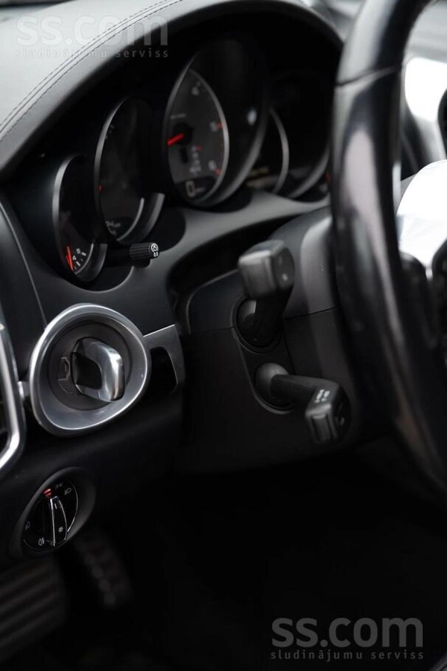 Melns Porsche Cayenne 2015 Rīga, ar dzinēja tilpumu 4.20 L un nobraukumu 283 tūkst. km par 29500 €, foto 8 vietnē AUTOMOTO.COM.LV