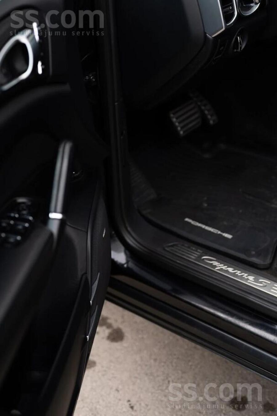 Melns Porsche Cayenne 2015 Rīga, ar dzinēja tilpumu 4.20 L un nobraukumu 283 tūkst. km par 29500 €, foto 11 vietnē AUTOMOTO.COM.LV