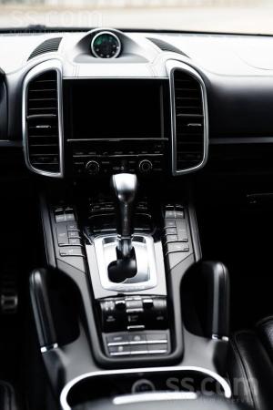 Melns Porsche Cayenne 2015 Rīga, ar dzinēja tilpumu 4.20 L un nobraukumu 283 tūkst. km par 29500 €, foto 14 vietnē AUTOMOTO.COM.LV