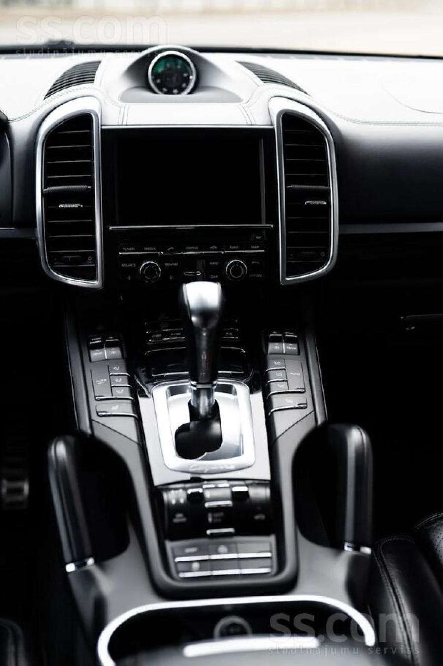 Melns Porsche Cayenne 2015 Rīga, ar dzinēja tilpumu 4.20 L un nobraukumu 283 tūkst. km par 29500 €, foto 14 vietnē AUTOMOTO.COM.LV