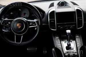 Melns Porsche Cayenne 2015 Rīga, ar dzinēja tilpumu 4.20 L un nobraukumu 283 tūkst. km par 29500 €, foto 16 vietnē AUTOMOTO.COM.LV