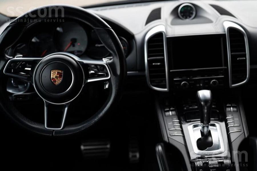 Melns Porsche Cayenne 2015 Rīga, ar dzinēja tilpumu 4.20 L un nobraukumu 283 tūkst. km par 29500 €, foto 16 vietnē AUTOMOTO.COM.LV