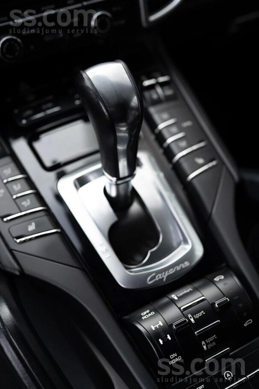Melns Porsche Cayenne 2015 Rīga, ar dzinēja tilpumu 4.20 L un nobraukumu 283 tūkst. km par 29500 €, foto 17 vietnē AUTOMOTO.COM.LV