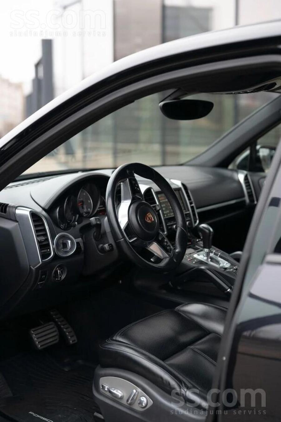 Melns Porsche Cayenne 2015 Rīga, ar dzinēja tilpumu 4.20 L un nobraukumu 283 tūkst. km par 29500 €, foto 20 vietnē AUTOMOTO.COM.LV