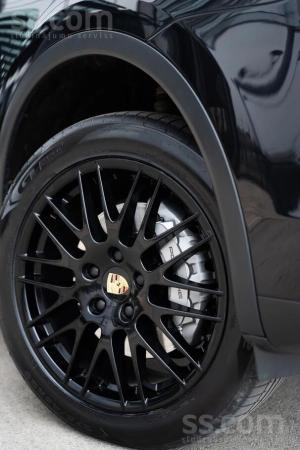 Melns Porsche Cayenne 2015 Rīga, ar dzinēja tilpumu 4.20 L un nobraukumu 283 tūkst. km par 29500 €, foto 25 vietnē AUTOMOTO.COM.LV