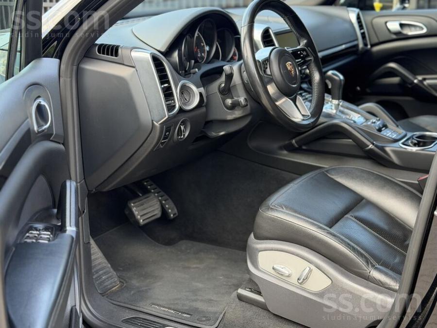 Melns Porsche Cayenne 2015 Rīga, ar dzinēja tilpumu 3.00 L un nobraukumu 0 tūkst. km par 21300 €, foto 5 vietnē AUTOMOTO.COM.LV