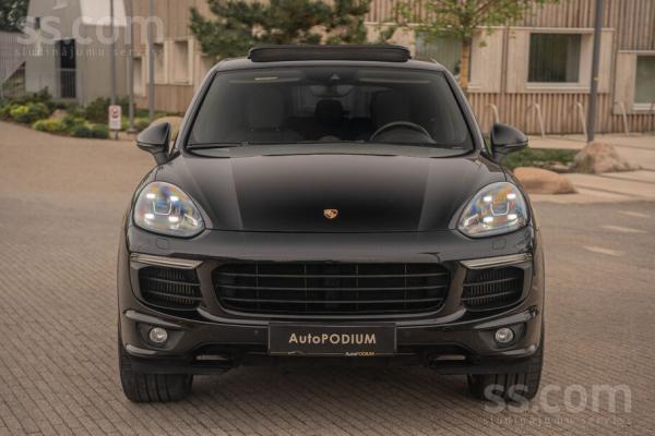 Black Porsche Cayenne 2015 in Riga, with an engine capacity of 3.00 L and mileage of 165 thousand km for 25650 €, photo 4 on AUTOMOTO.COM.LV