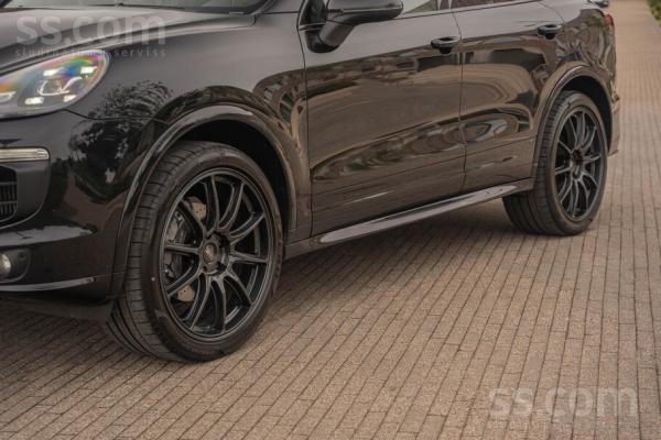 Black Porsche Cayenne 2015 in Riga, with an engine capacity of 3.00 L and mileage of 165 thousand km for 25650 €, photo 6 on AUTOMOTO.COM.LV
