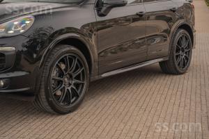 Black Porsche Cayenne 2015 in Riga, with an engine capacity of 3.00 L and mileage of 165 thousand km for 25650 €, photo 7 on AUTOMOTO.COM.LV