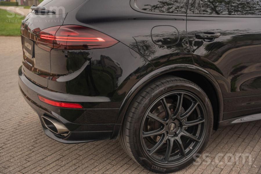 Black Porsche Cayenne 2015 in Riga, with an engine capacity of 3.00 L and mileage of 165 thousand km for 25650 €, photo 9 on AUTOMOTO.COM.LV
