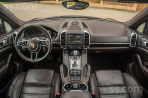 Black Porsche Cayenne 2015 in Riga, with an engine capacity of 3.00 L and mileage of 165 thousand km for 25650 €, photo 12 on AUTOMOTO.COM.LV