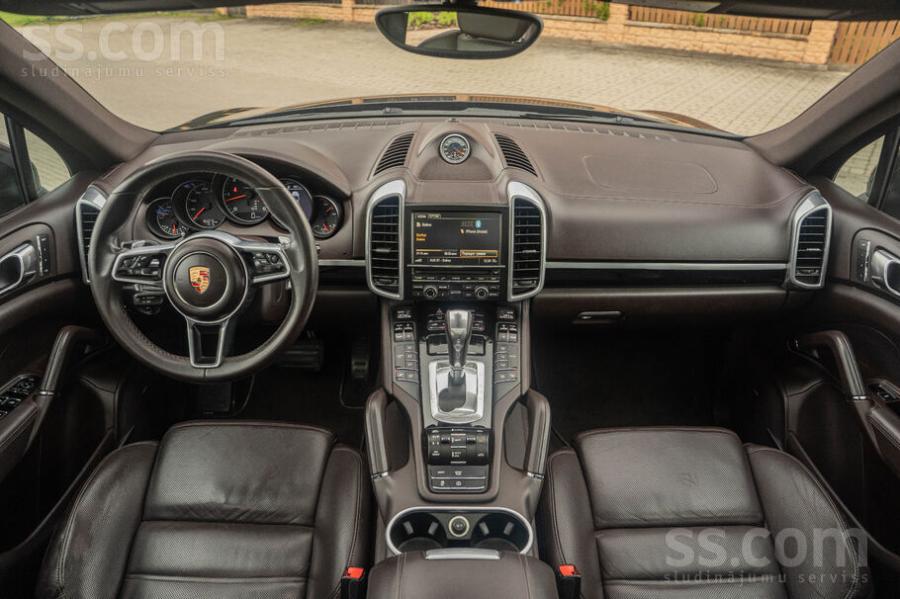 Black Porsche Cayenne 2015 in Riga, with an engine capacity of 3.00 L and mileage of 165 thousand km for 25650 €, photo 12 on AUTOMOTO.COM.LV