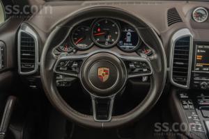 Black Porsche Cayenne 2015 in Riga, with an engine capacity of 3.00 L and mileage of 165 thousand km for 25650 €, photo 13 on AUTOMOTO.COM.LV