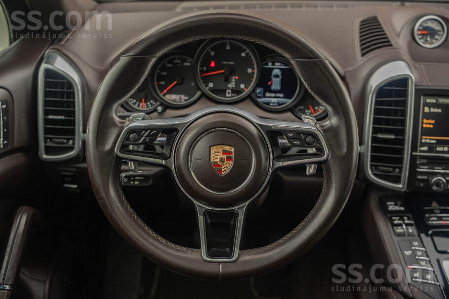 Black Porsche Cayenne 2015 in Riga, with an engine capacity of 3.00 L and mileage of 165 thousand km for 25650 €, photo 13 on AUTOMOTO.COM.LV