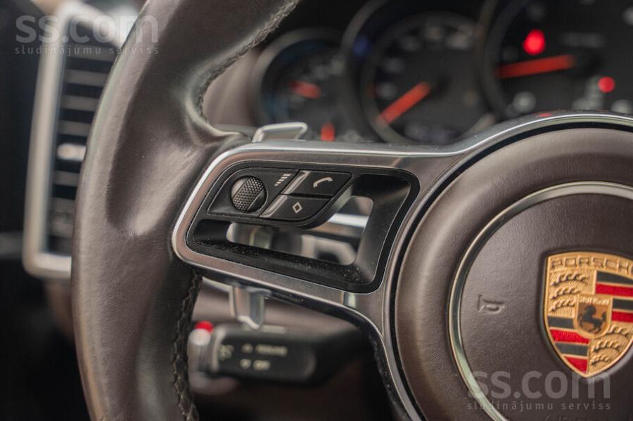 Black Porsche Cayenne 2015 in Riga, with an engine capacity of 3.00 L and mileage of 165 thousand km for 25650 €, photo 14 on AUTOMOTO.COM.LV