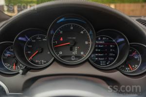 Black Porsche Cayenne 2015 in Riga, with an engine capacity of 3.00 L and mileage of 165 thousand km for 25650 €, photo 16 on AUTOMOTO.COM.LV