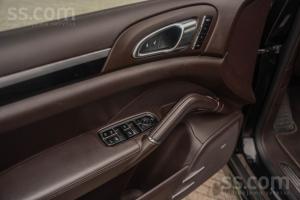 Black Porsche Cayenne 2015 in Riga, with an engine capacity of 3.00 L and mileage of 165 thousand km for 25650 €, photo 20 on AUTOMOTO.COM.LV