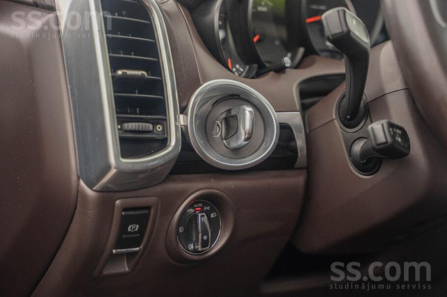 Black Porsche Cayenne 2015 in Riga, with an engine capacity of 3.00 L and mileage of 165 thousand km for 25650 €, photo 23 on AUTOMOTO.COM.LV
