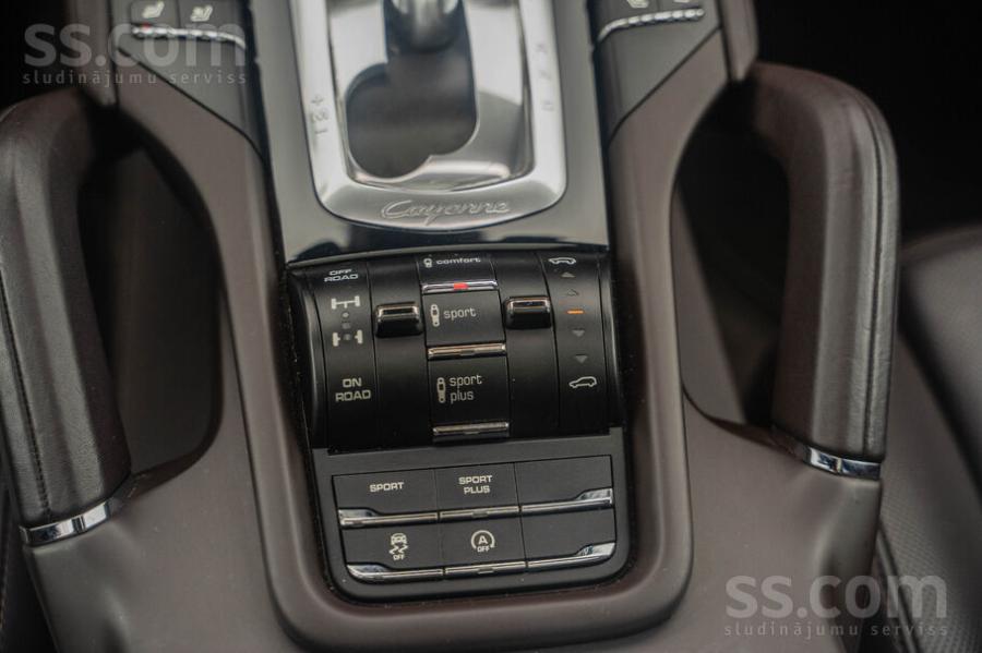 Black Porsche Cayenne 2015 in Riga, with an engine capacity of 3.00 L and mileage of 165 thousand km for 25650 €, photo 24 on AUTOMOTO.COM.LV