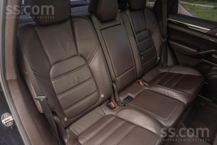 Black Porsche Cayenne 2015 in Riga, with an engine capacity of 3.00 L and mileage of 165 thousand km for 25650 €, photo 29 on AUTOMOTO.COM.LV