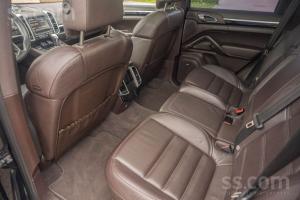 Black Porsche Cayenne 2015 in Riga, with an engine capacity of 3.00 L and mileage of 165 thousand km for 25650 €, photo 30 on AUTOMOTO.COM.LV