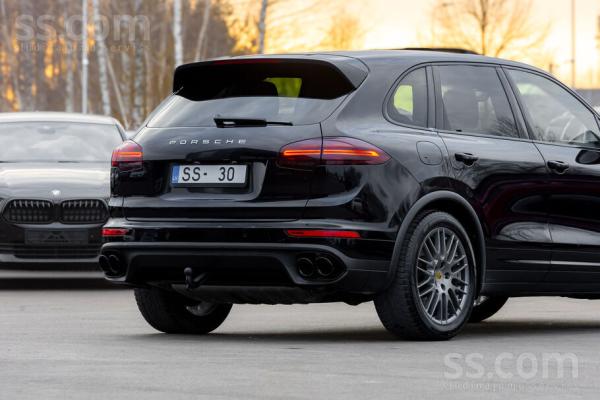 Melns Porsche Cayenne 2015 Jelgava, ar dzinēja tilpumu 4.20 L un nobraukumu 191 tūkst. km par 24400 €, foto 4 vietnē AUTOMOTO.COM.LV