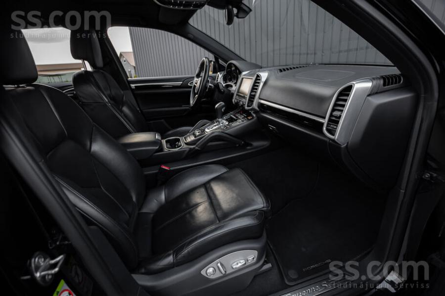 Melns Porsche Cayenne 2015 Jelgava, ar dzinēja tilpumu 4.20 L un nobraukumu 191 tūkst. km par 24400 €, foto 16 vietnē AUTOMOTO.COM.LV